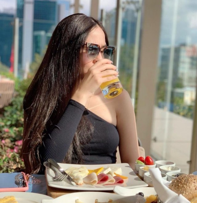 Lara, 30, الكويت - "Ahlam"