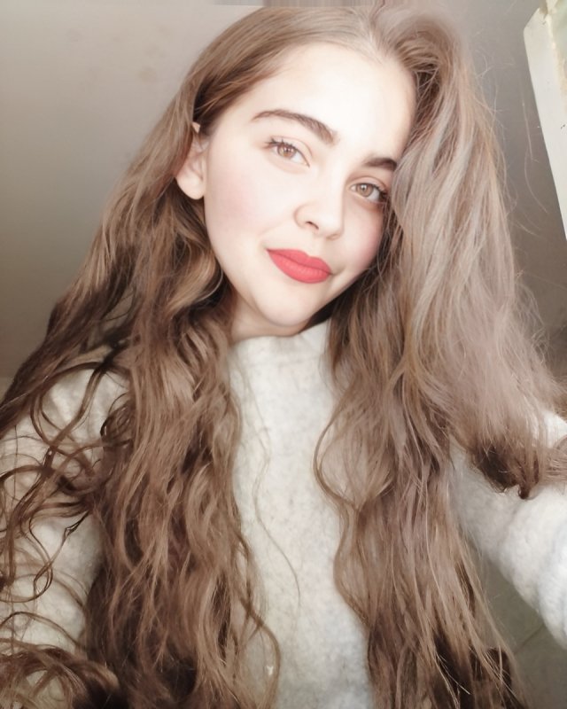 Shakira, 21, مدريد - "Ahlam"